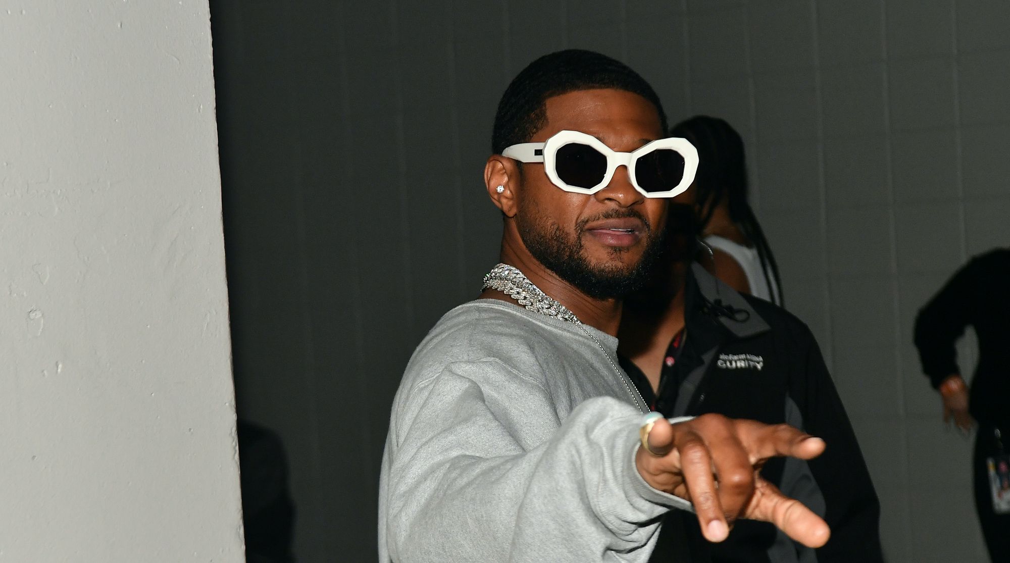 Only One Man Could Hold His Own With Usher in a Verzuz - LEVEL Man